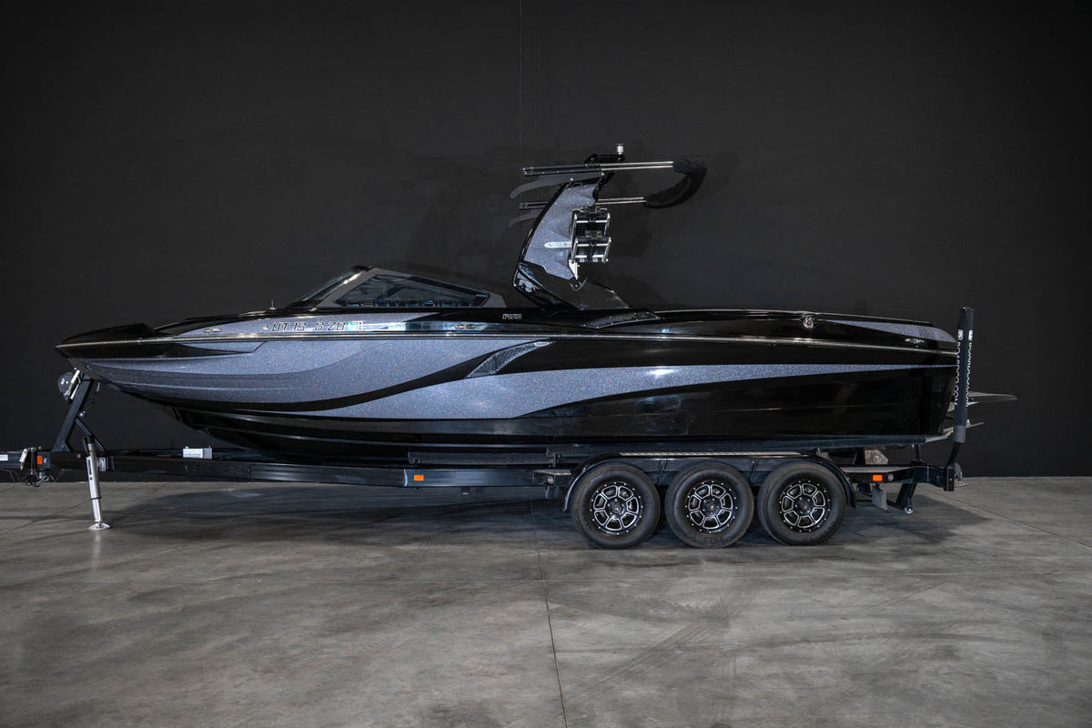 Centurion Fi25 2020 | Black / Gun Metal Flake | BoardCo Boats