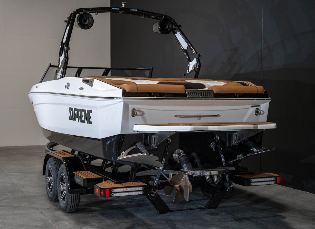 Supreme S220 2023 | White / Black | BoardCo Boats